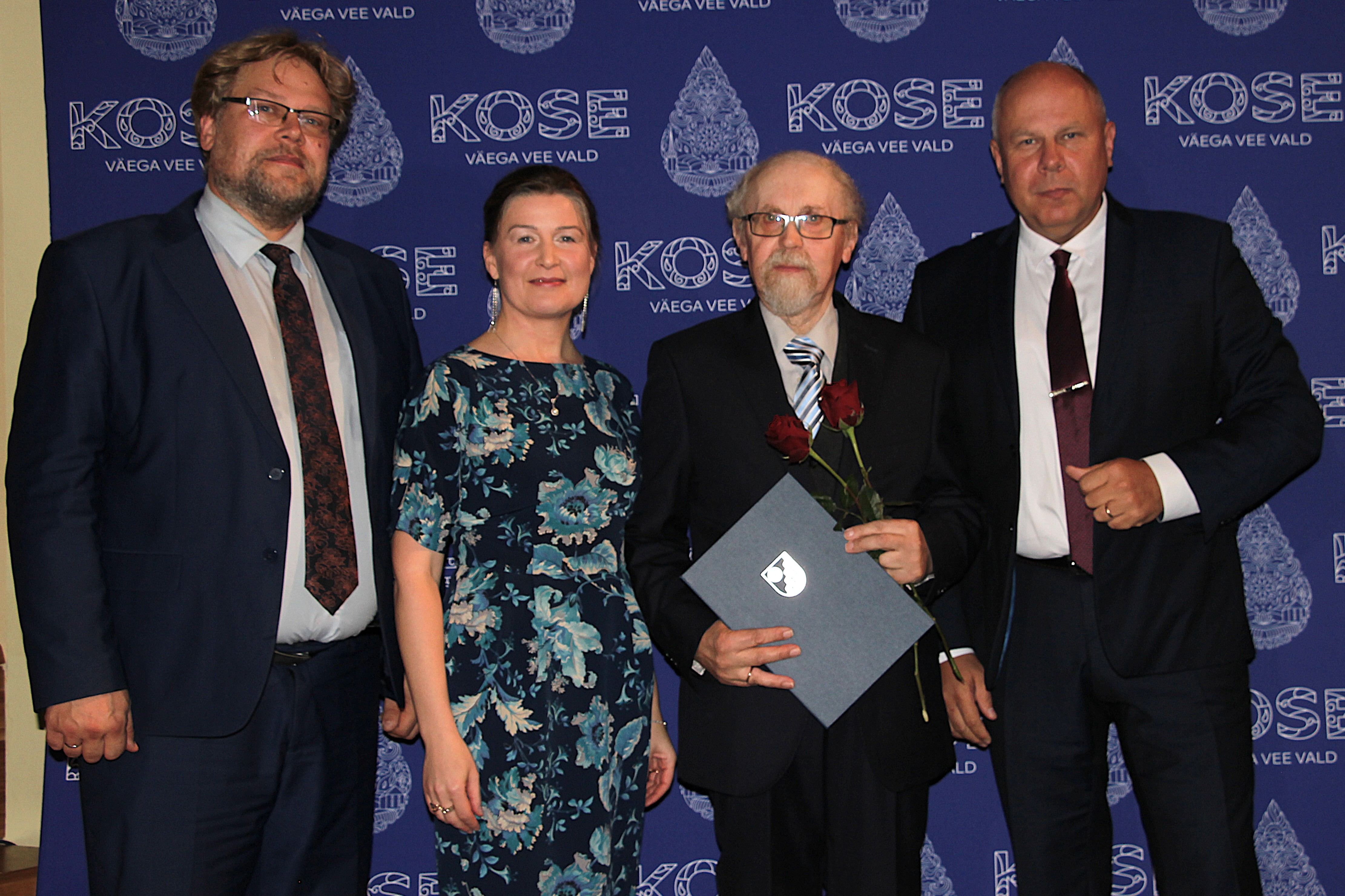 Foto avaneb modaalaknas